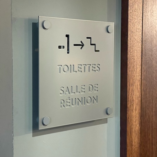 Plaques de porte à Toulouse : sur mesure et personnalisables